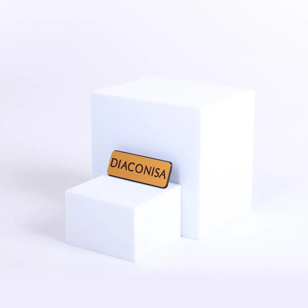 Badge Engraved – Spanish Contemporary Diaconisa – Gold Pin – CFaithS